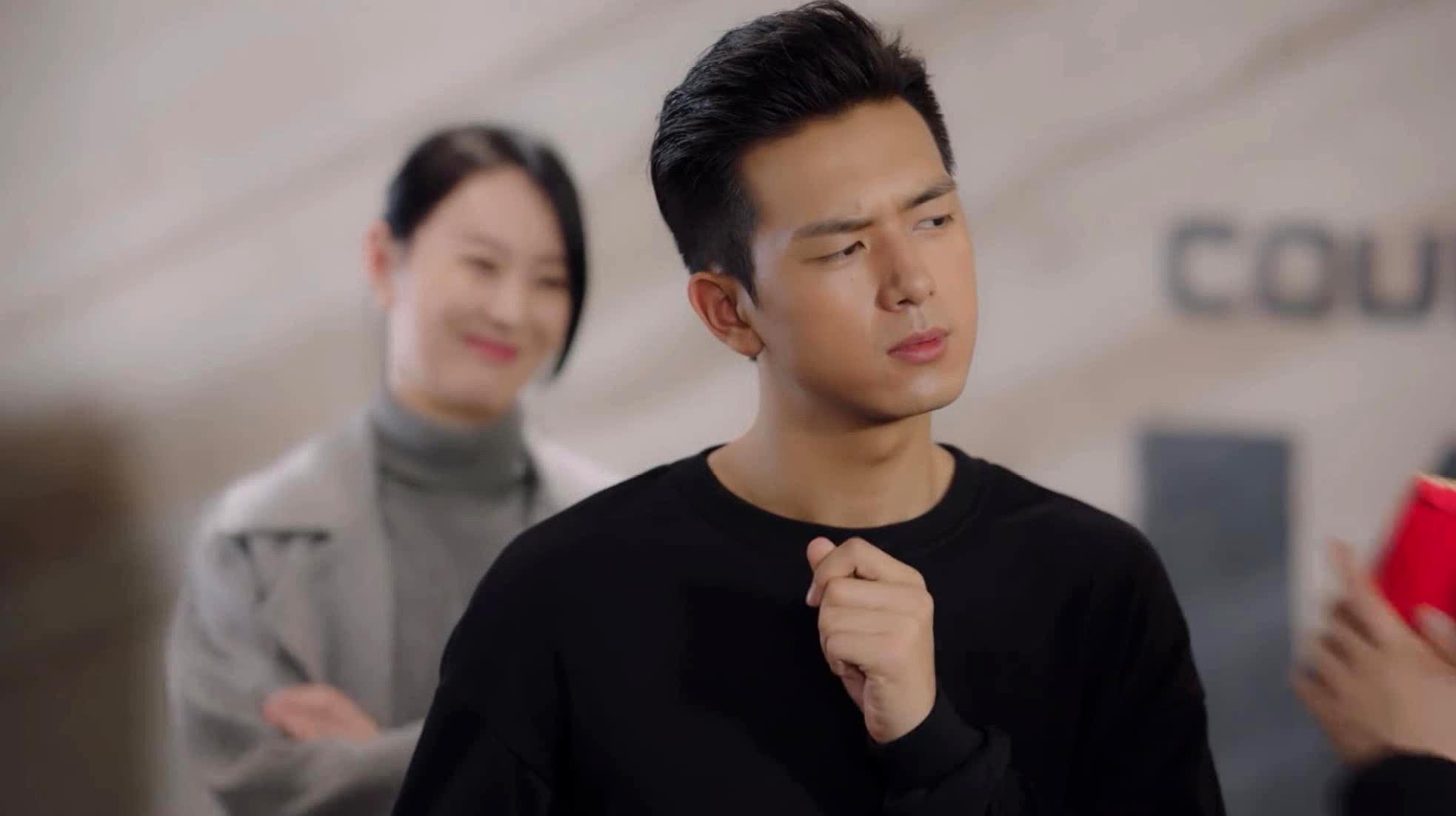 亲爱的热爱的:李现给队员发红包,队员都激动了,97太圈粉了