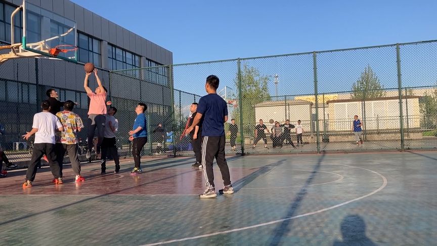 篮球千百态总有一款你最爱!紫衣小哥转身跳投教你正确打篮球方式