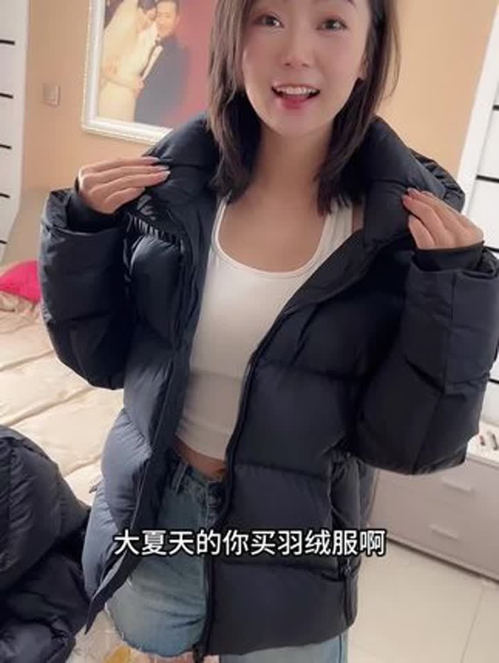这个90绒的羽绒服,反季买真的太划算了,又厚实蓬松度也好,以后冬天...
