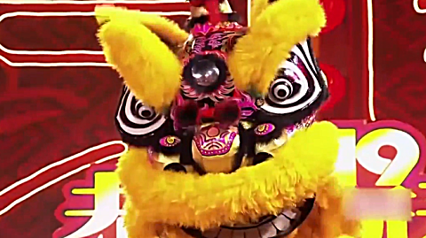 广东传统醒狮表演:四只狮子踩高桩,真是又惊险又好看!