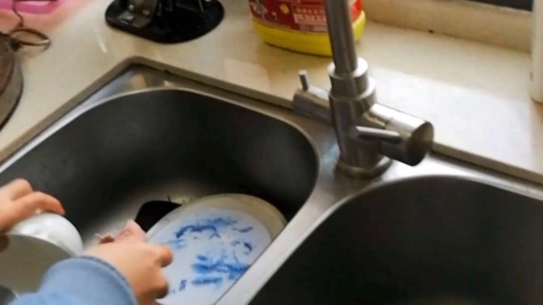 高二1班家务劳动剪影之申心怡洗碗