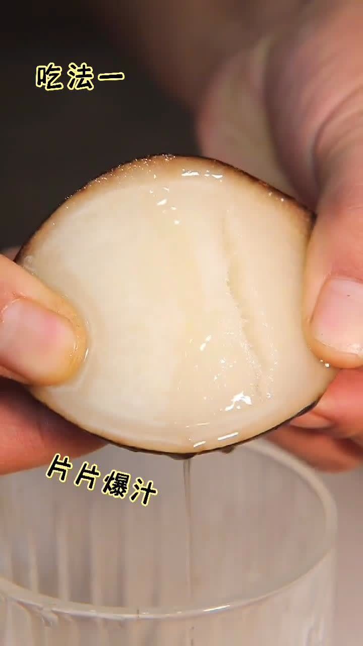 东北特色大冻梨,不是鸭梨做的,冻梨吃法有三,最后挤爆汁的感觉太爽了