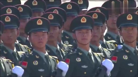 实拍中国军队和武器装备,整齐划一,看起来场面相当壮观!