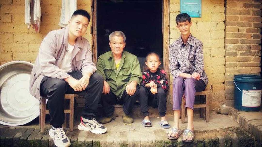 9岁孩子被毒蚂蚁咬了