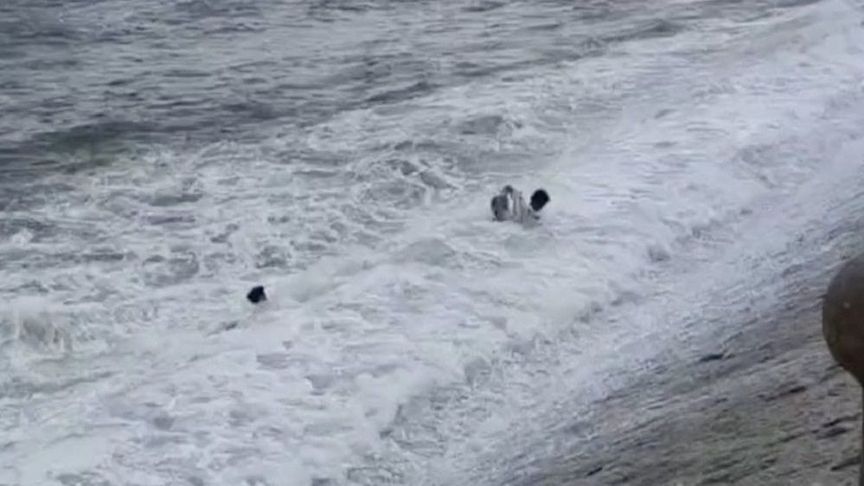 青岛两小伙被海浪卷走失踪,其中一人确定遇难