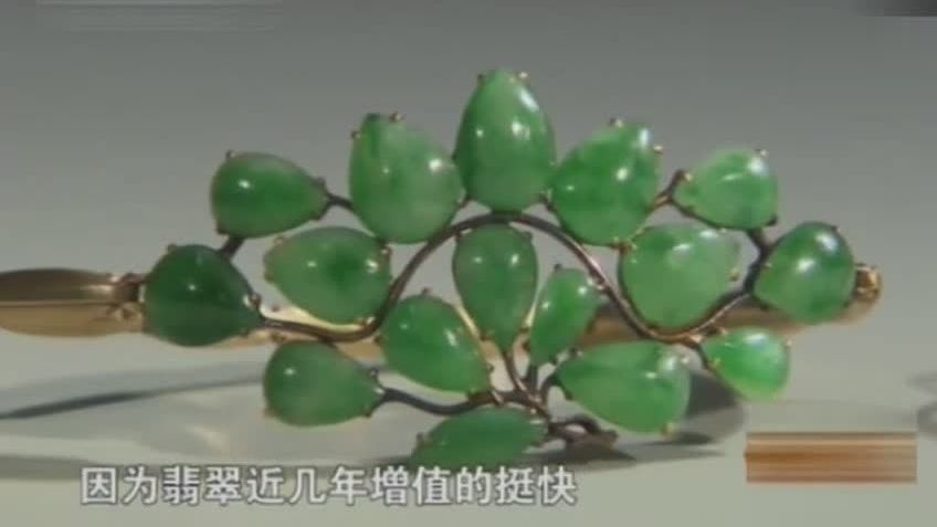 姥姥遗留的翡翠首饰,珍藏40年不舍拿来鉴定,专家激动鉴定估天价
