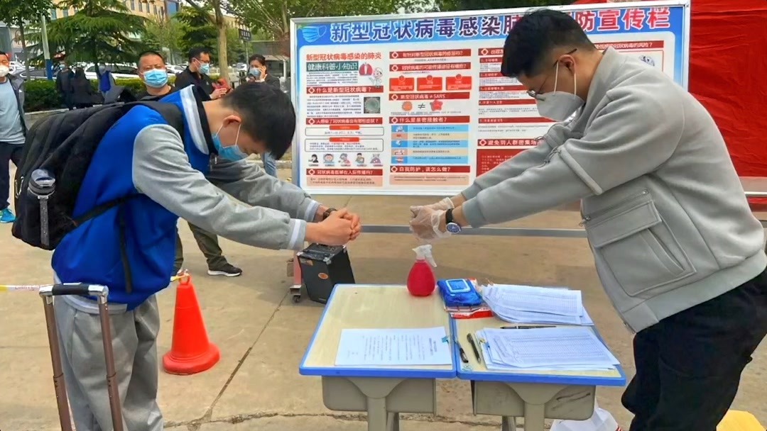 新风尚!高一学生开学见面行抱手作揖礼,老师:这样可增进感情