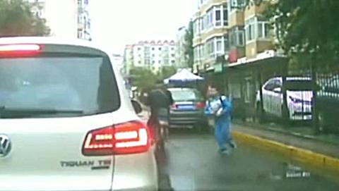 中学生突然横穿马路 遭小车猛烈撞飞