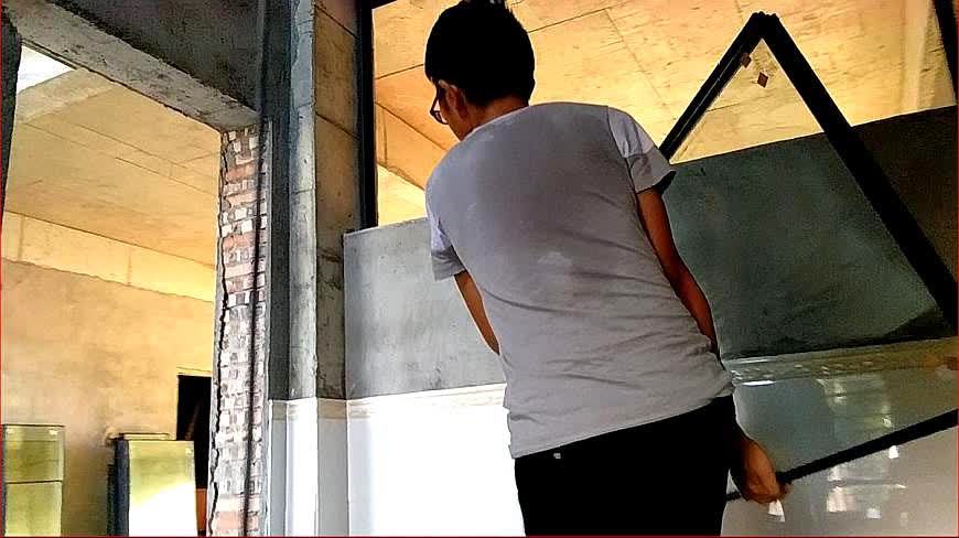 双层钢化玻璃有多重?小伙徒手搬了70块到楼上,估计腿都发麻了