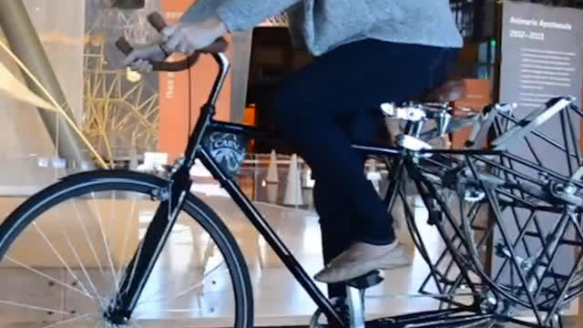 外国大叔发明能走路的“自行车”,小腿走起来还挺溜