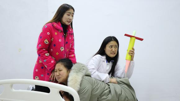 短剧:病人发高烧,医生说要打3针,病人非要用自制大针管1针打完