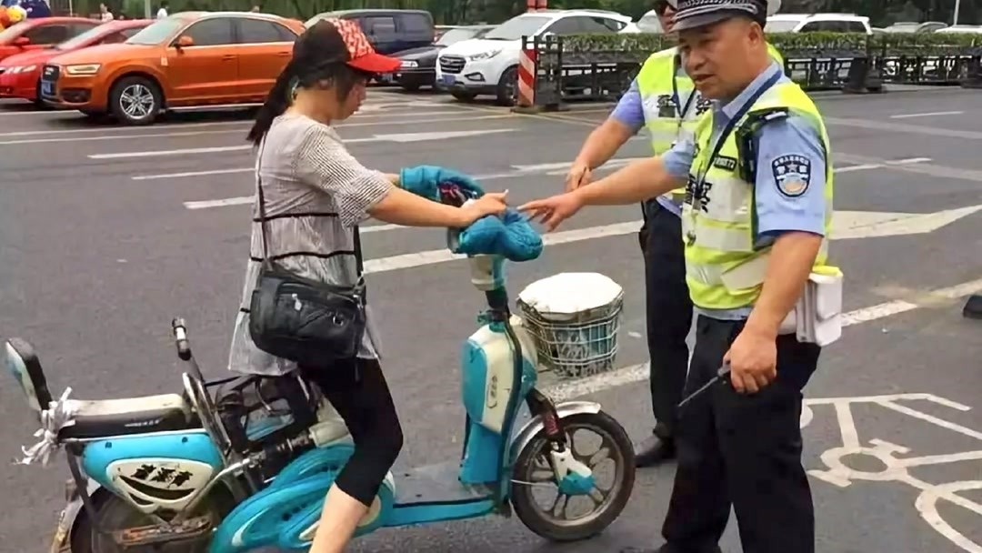 骑电动车的注意,以后上路必须满足这个要求,再不重视会有大麻烦