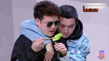 #这一波好溜#男子搞笑模仿动物表演,小方屡被扑倒太心酸