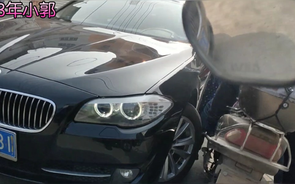 电动车被宝马车卡住开动不得,起了争执,大怒:一辆车我没见过吗