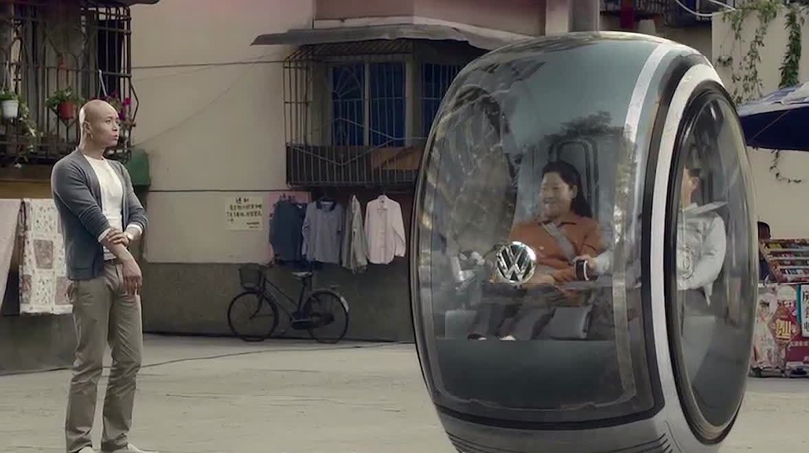 充满了未来科技风的悬浮车,依靠一个操纵杆和刹车,就能完美控制