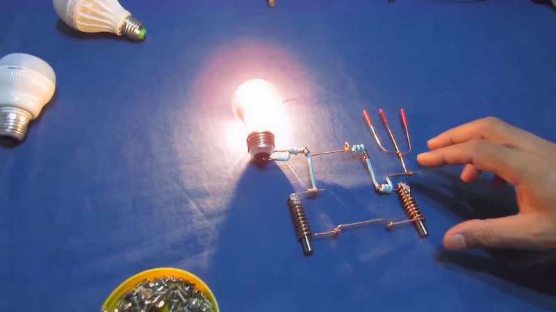 好神奇的小装置,不用电池和电源,灯泡就亮了!