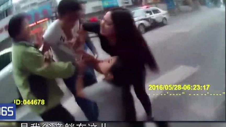 美女醉驾撞飞老人,撕扯拦她离开的老人儿子,声称代驾司机撞人!