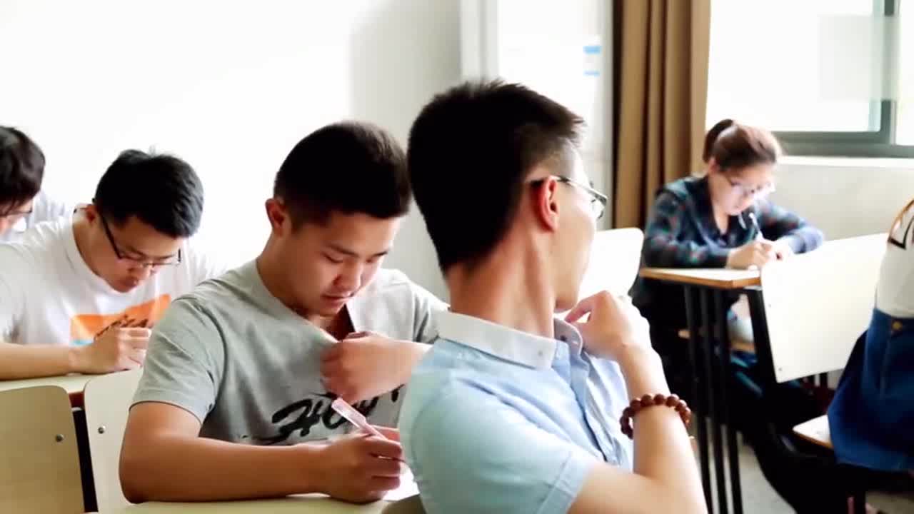 考试作弊新方式 ABCD全看女生胸