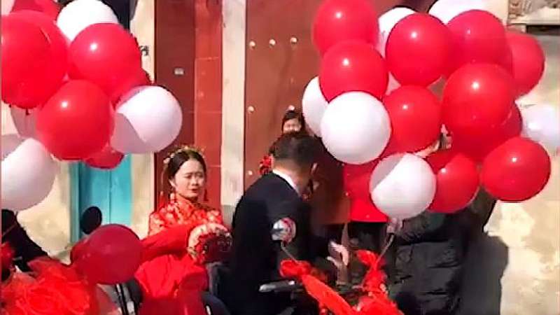 双胞胎姐妹同天出嫁 两新郎骑电动三轮车接亲 众亲友骑单车陪伴