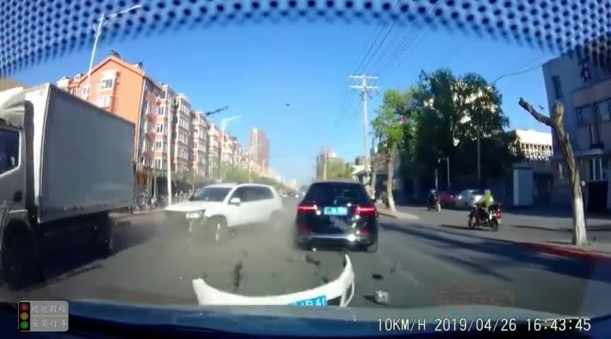 行车记录仪实拍:随意转弯挑战大货车,再好的SUV也是不堪一击