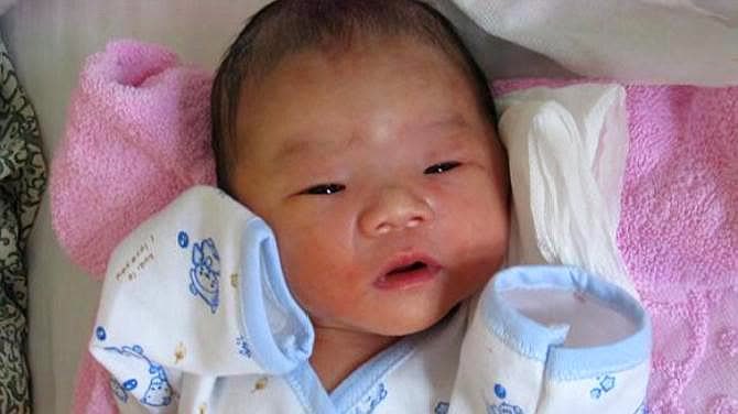 刚出生的宝宝就能枕枕头?错,没到这个月份不能用枕头