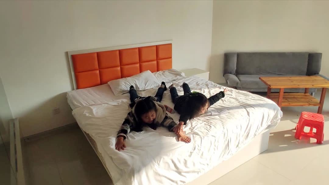 终于租到房了,面包车穷游中国半年,河南小夫妻安顿在广西防城港