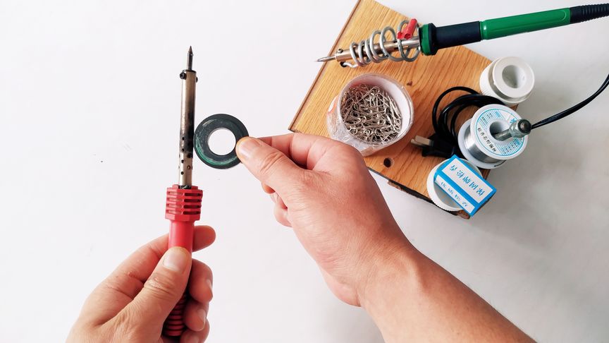 这样的电烙铁谁敢用,家里有,赶紧扔掉,不然后果很严重