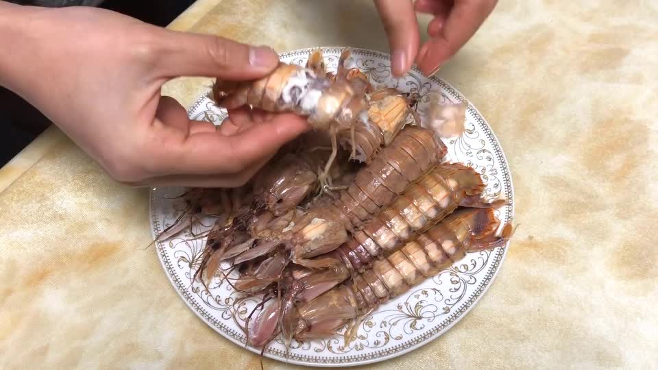 煮皮皮虾时,用冷水还是开水?一步错步步错,难怪虾肉缩小不鲜嫩