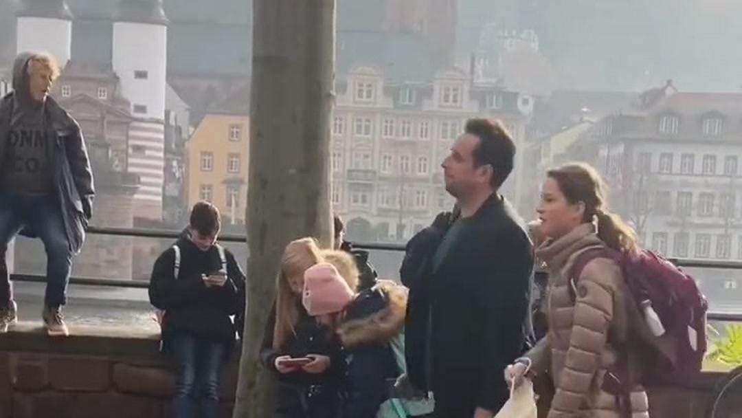 放学后等车的德国中学生,手机对孩子的危害是世界性的!