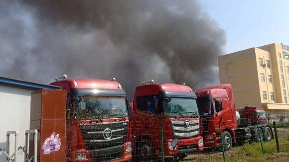 汽车城大烟弥漫,火警第一时间赶到灭火,效率非常高!安全第一