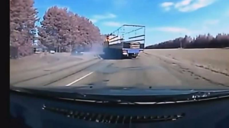 马路终结者——卡车一起暴力撞车事故,行车记录仪拍下全程