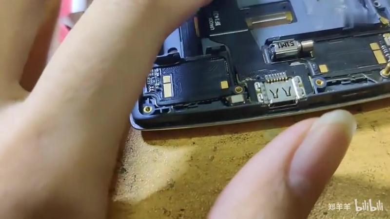 「改装」一加1 手机改USB直接供电 去掉电池