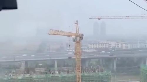 注意安全多观察观察,高空作业比较危险,不能有一点小错误