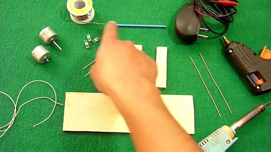 如何制作旋转 LED 灯