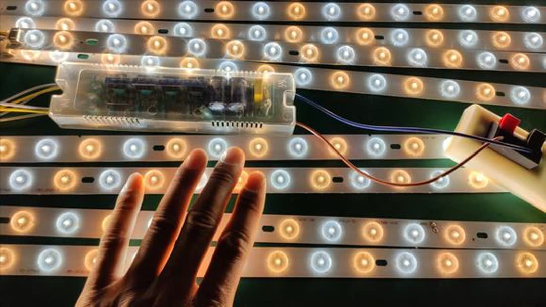 180瓦双色LED吸顶灯一半灯珠不亮维修,找到故障那一刻我俩都笑了