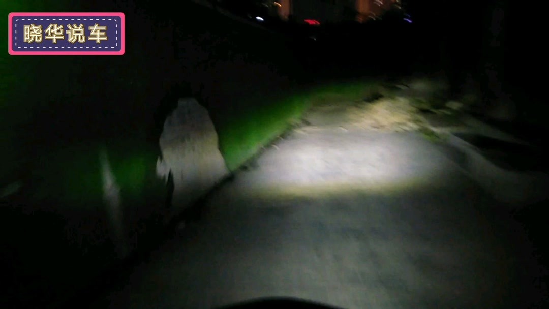 小伙夜晚实测雅迪60V电动车黑暗环境铺路效果!基本够用