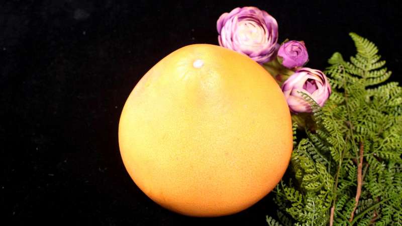 剥柚子最棒的2个方法,只需切3刀,果皮和果肉轻松分离,太实用了