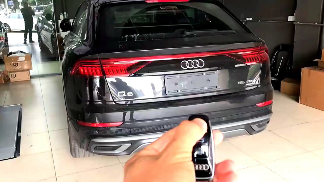 东莞专业奥迪改装---奥迪Q8激活OLED尾灯