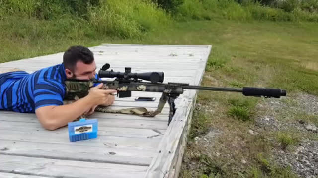 配备瞄准镜的高精度狙击步枪,弹匣供弹,靶场射击测试