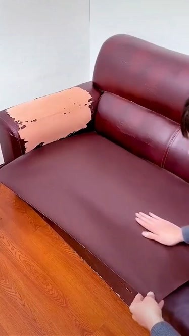 ...沙发破了不要扔。用这个皮革修补贴就可以修补好了,自带背胶操作简单