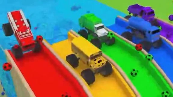汽车动画:大脚卡车冲下斜坡撞击彩色积木和足球获得水果做轮胎