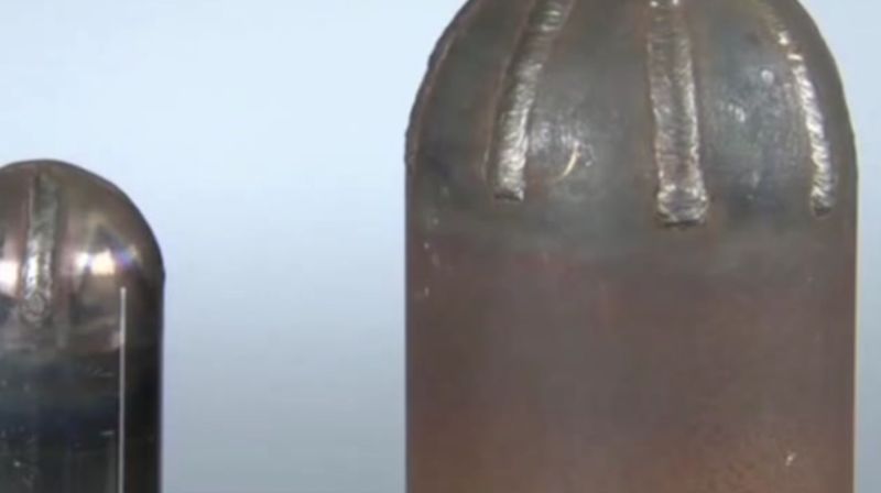 焊工老师傅堪称“老司机”,钢管上套莲花模型,作品让人浮想翩翩