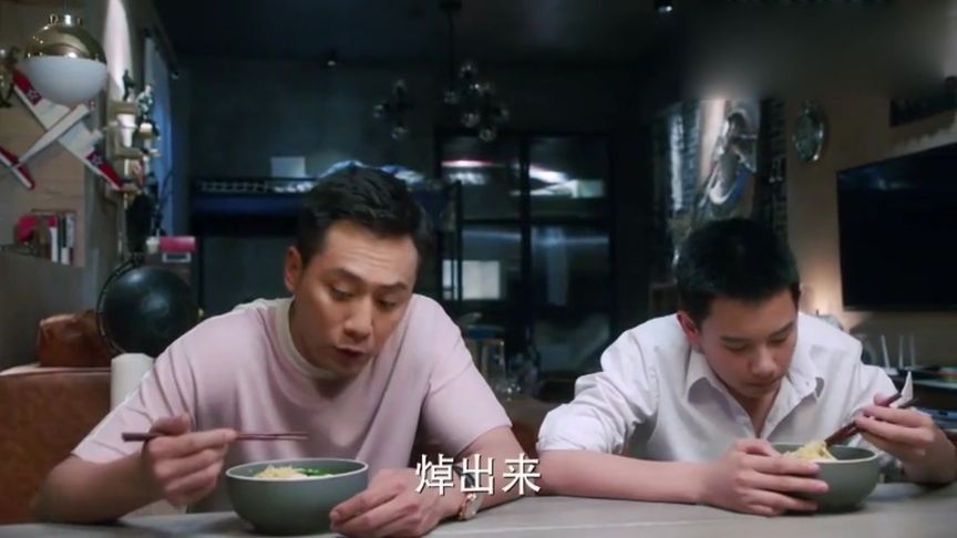 新手老爸为儿子煮面,做法奇特,简直是舌尖上的方便面!