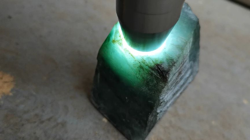 不太懂翡翠,有懂行的朋友帮忙看看这块料子怎么样有没有雕刻价值