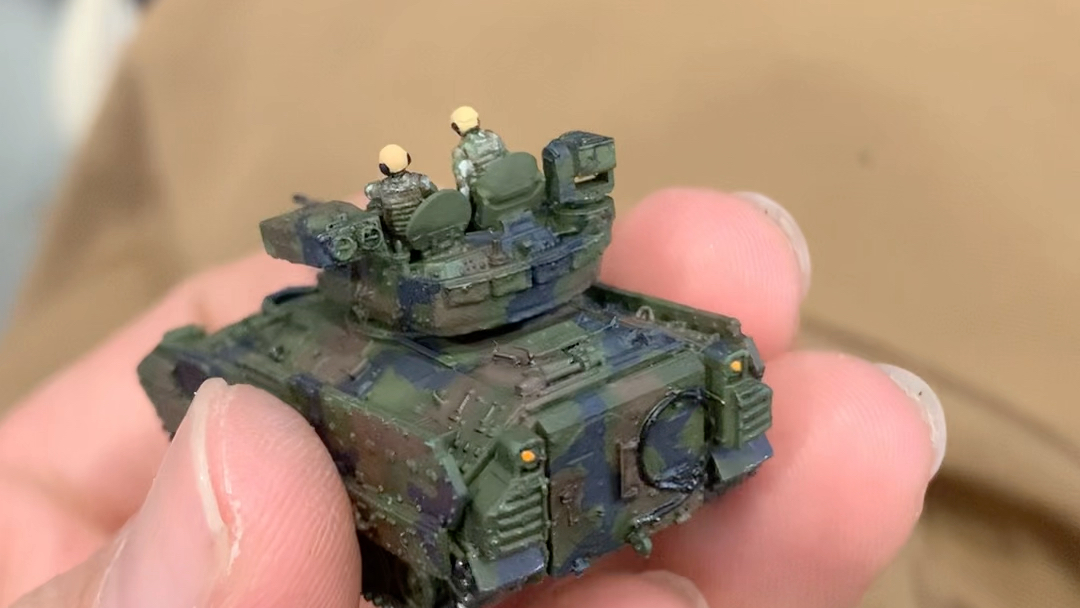 1/144比例布雷德利m2步兵战车模型