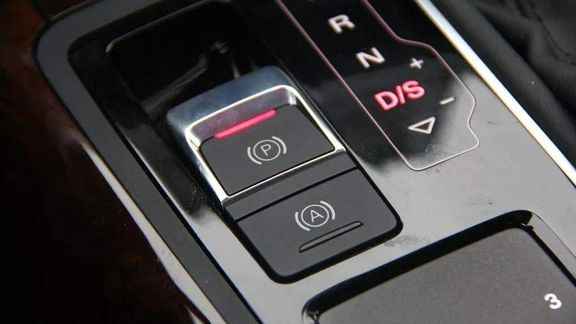 自动驻车很鸡肋不敢用?老司机手把手教你,这么好的功能别浪费了