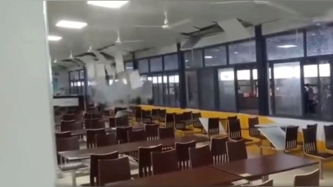 武汉暴雨一高校天花板垮塌 路过学生惊慌躲避