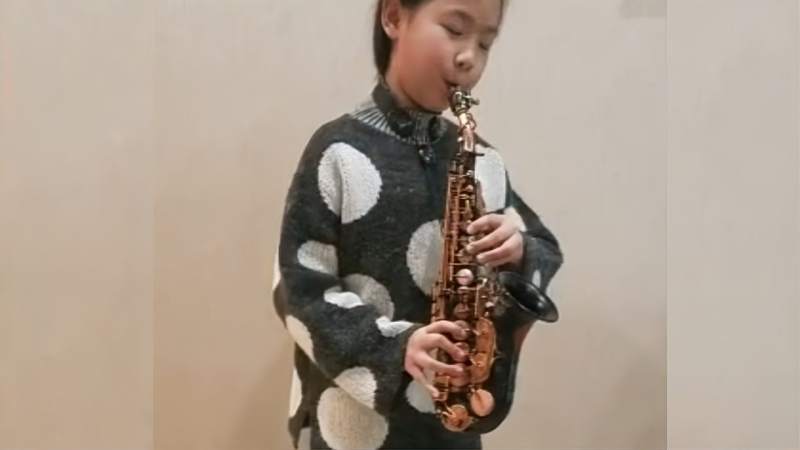 小美女萨克斯演奏《挡不住的思念》优雅大气,扣人心弦,令人沉醉
