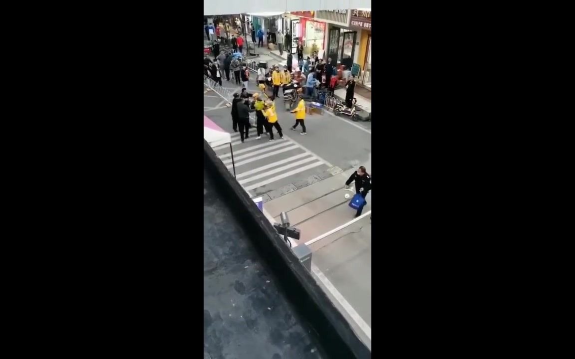 武昌工学院保安与外卖员打架