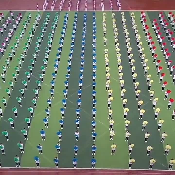 高校上千名学生运动场摆出各种造型,这样的队形非常的壮观,精心编排...